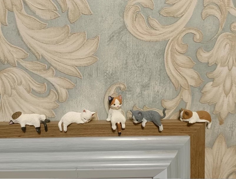 5-Piece Mini Resin Cat Figurines - Cute Cartoon Desk Decor - Itemmatter